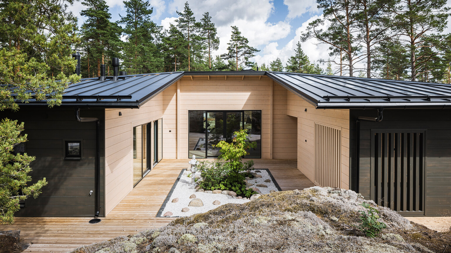 Spruce decking enchanted Honka Haiku with a Japanese courtyard - Lunawood